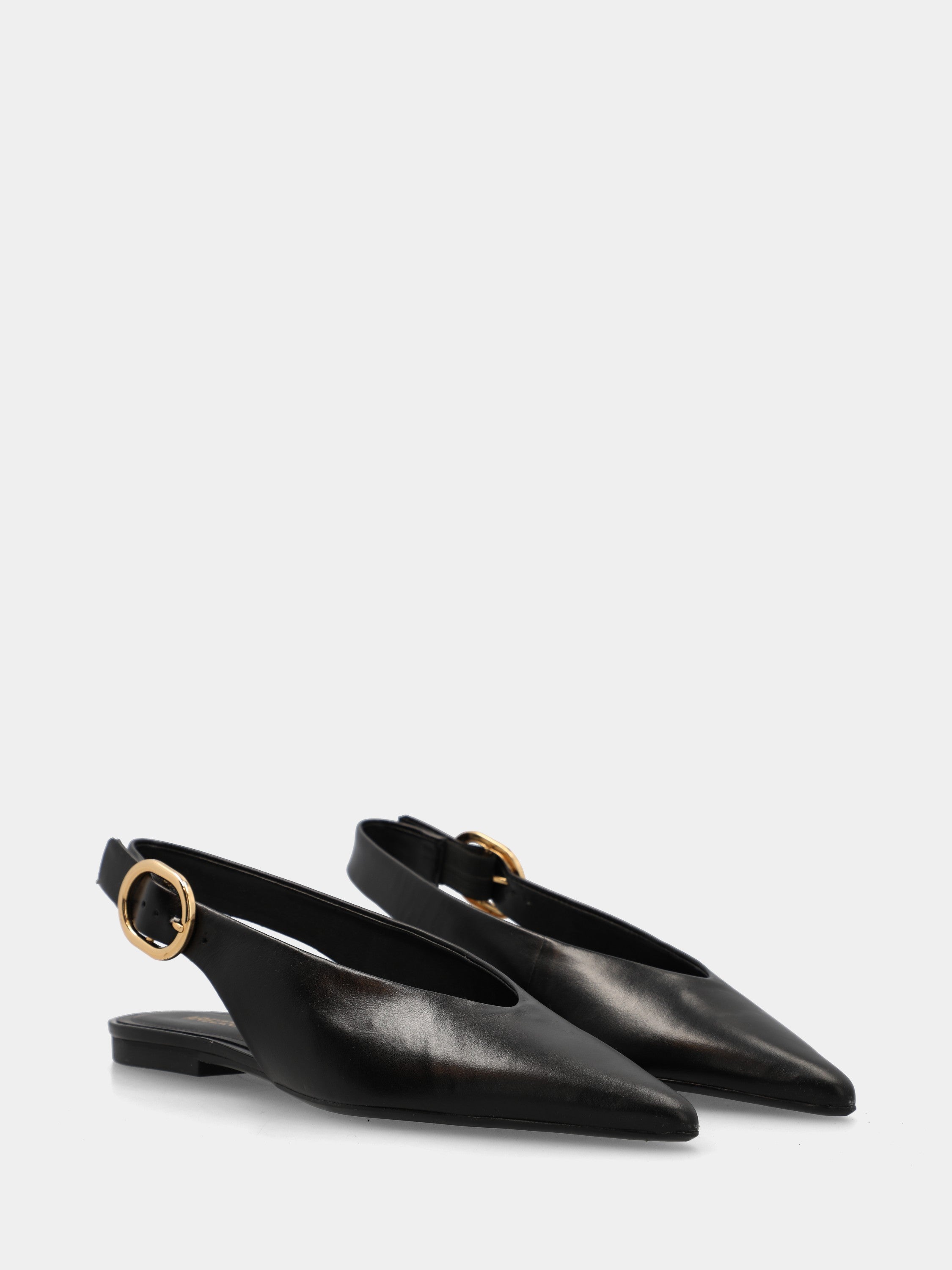 Black calfskin slingback with pointed toe and low heel | Guja Footwear