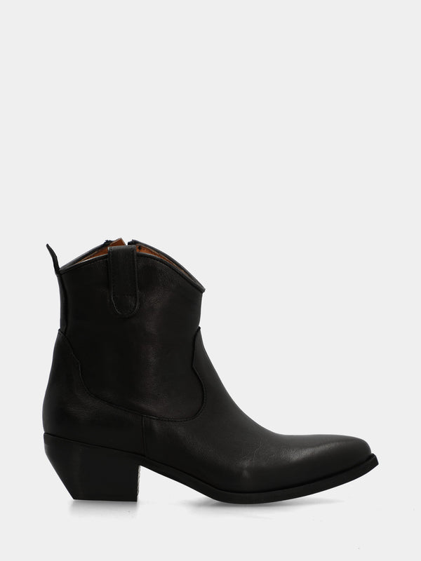 Western ankle boot in black calfskin with pointed toe | Guja Footwear
